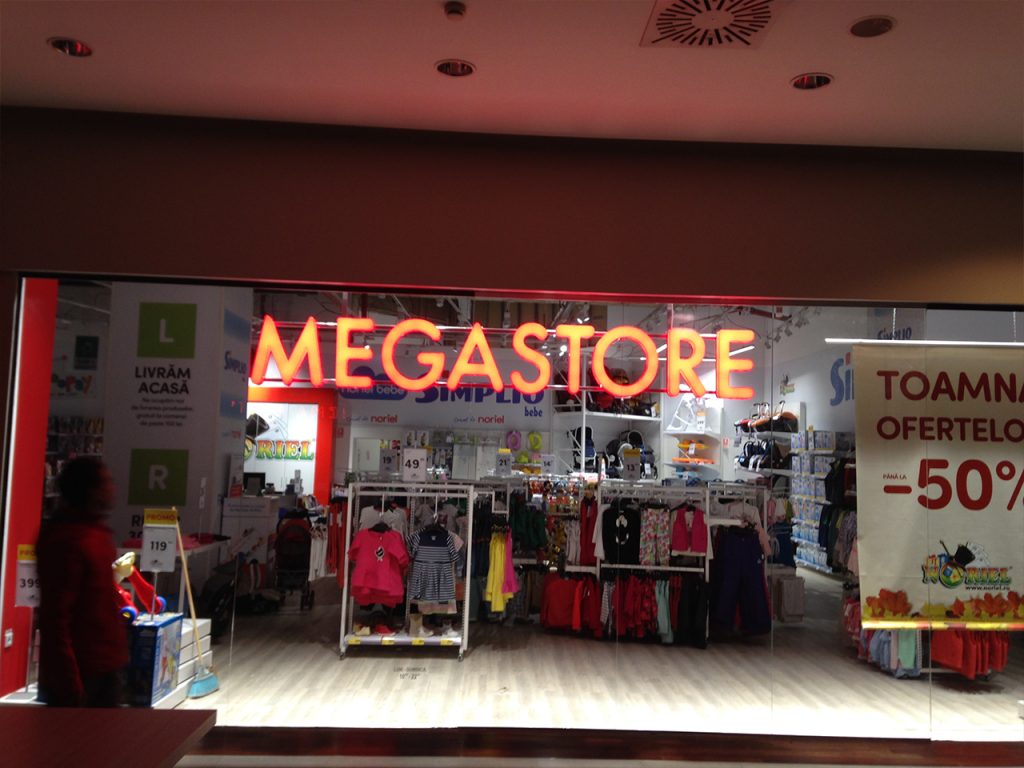 Litere volumetrice din stiplex luminoase si neluminoase